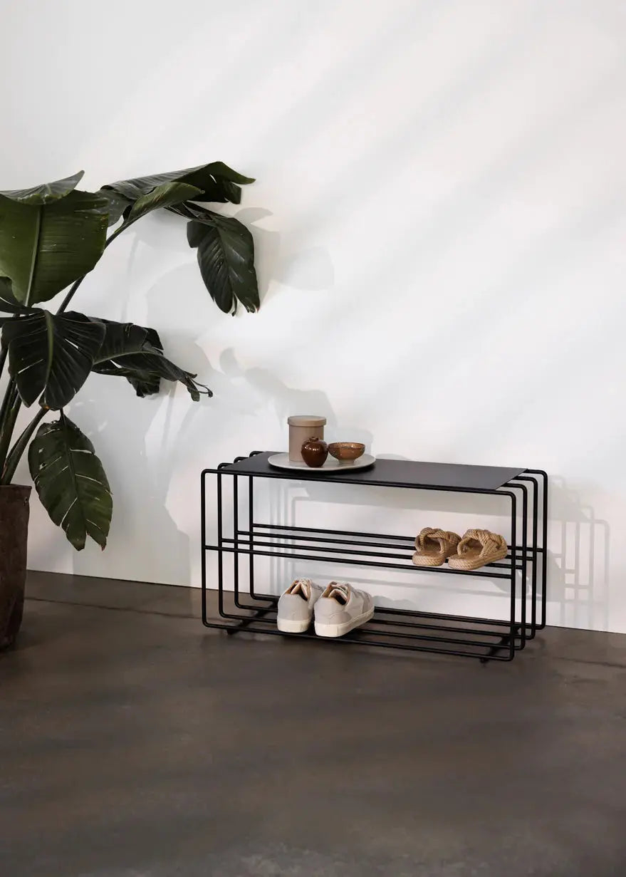 Sort skoreol i matteret metal - Flot og minimalistisk skoholder ...